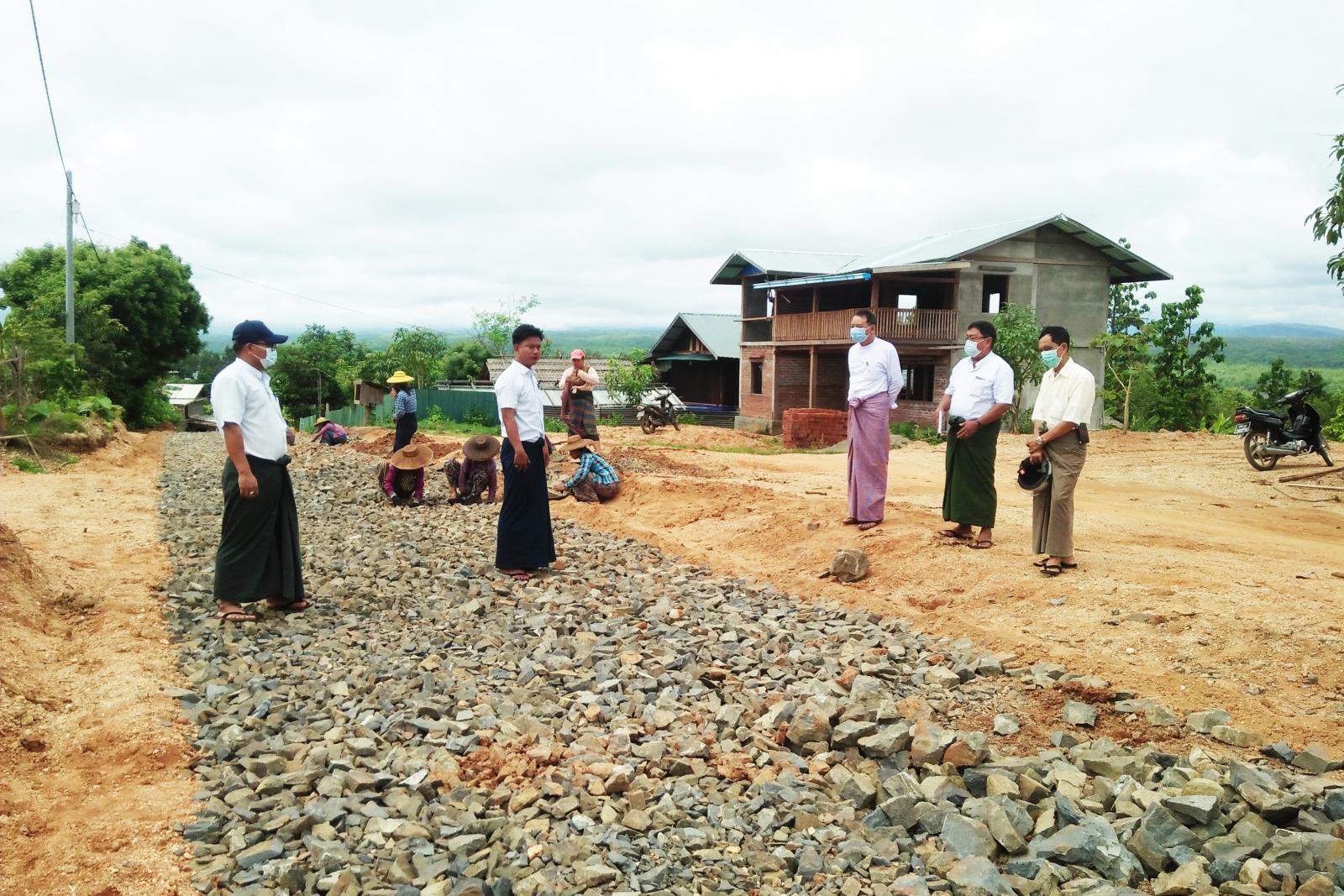 ထီးလင်းမြို့၌ မြို့တွင်းရပ်ကွက်လမ်းများ ခင်းကျင်းနေမှုနှင့် ရေမြောင်းများ ဆောင်ရွက်နေမှု တာဝန်ရ